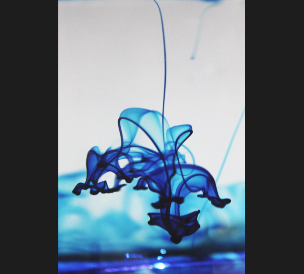 A droplet of food dye falling in water develops a 'bag' or 'umbrella' instability. - Flow ...