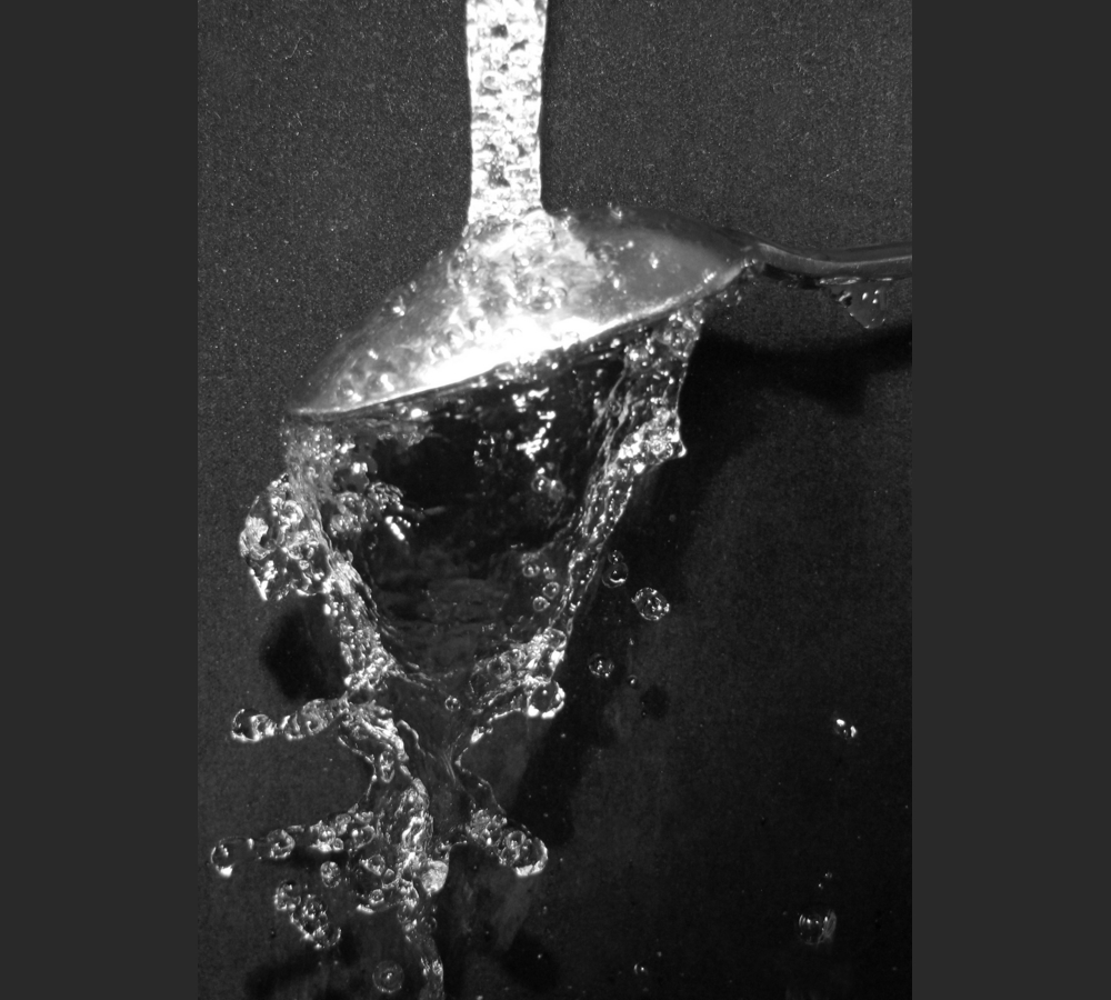 An aerated water stream impinging on a spoon breaks up into ligaments ...